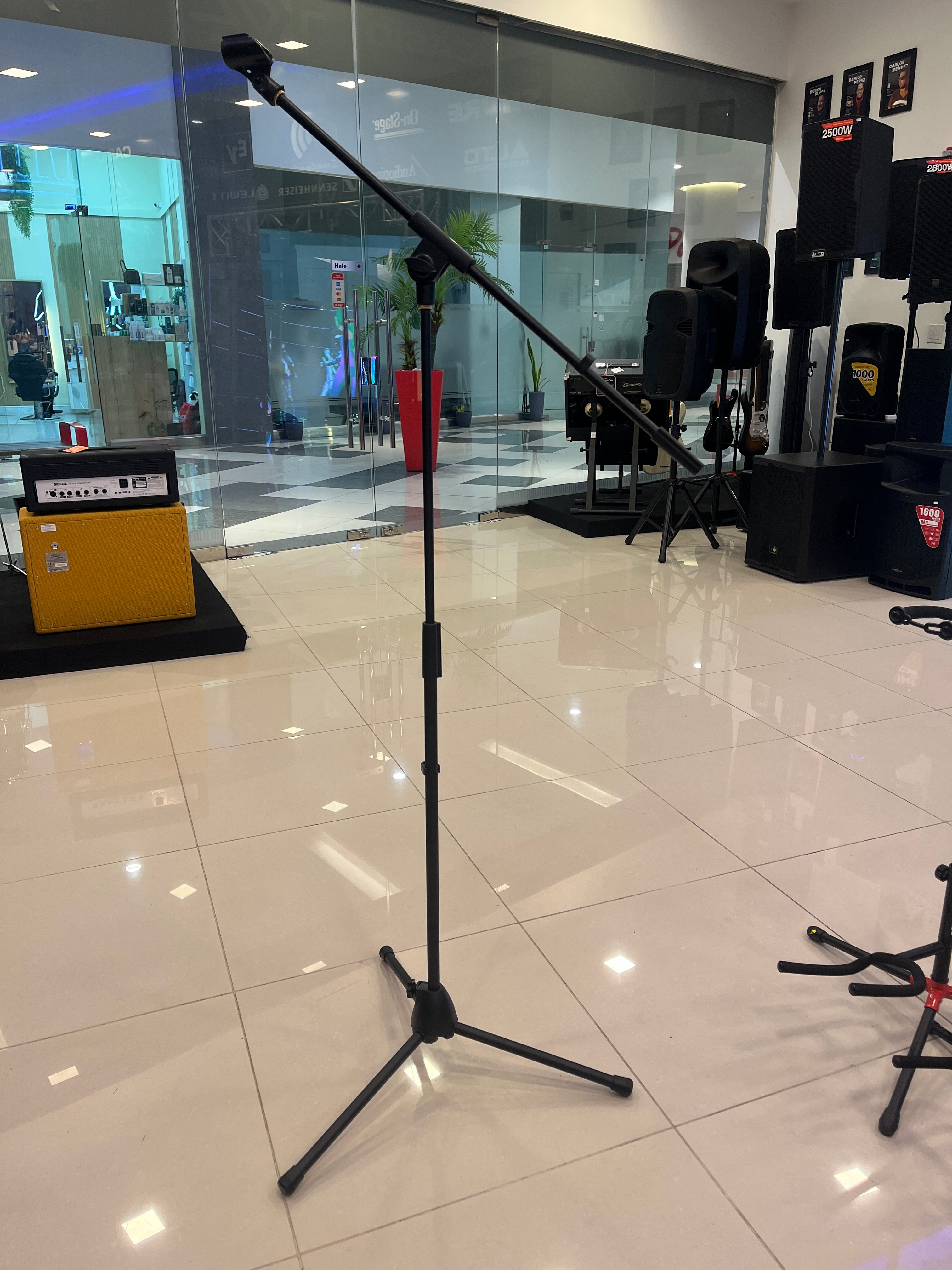 Stand de Micrófono Soundmark YH con Holder MIC002N – Music Shop PTY